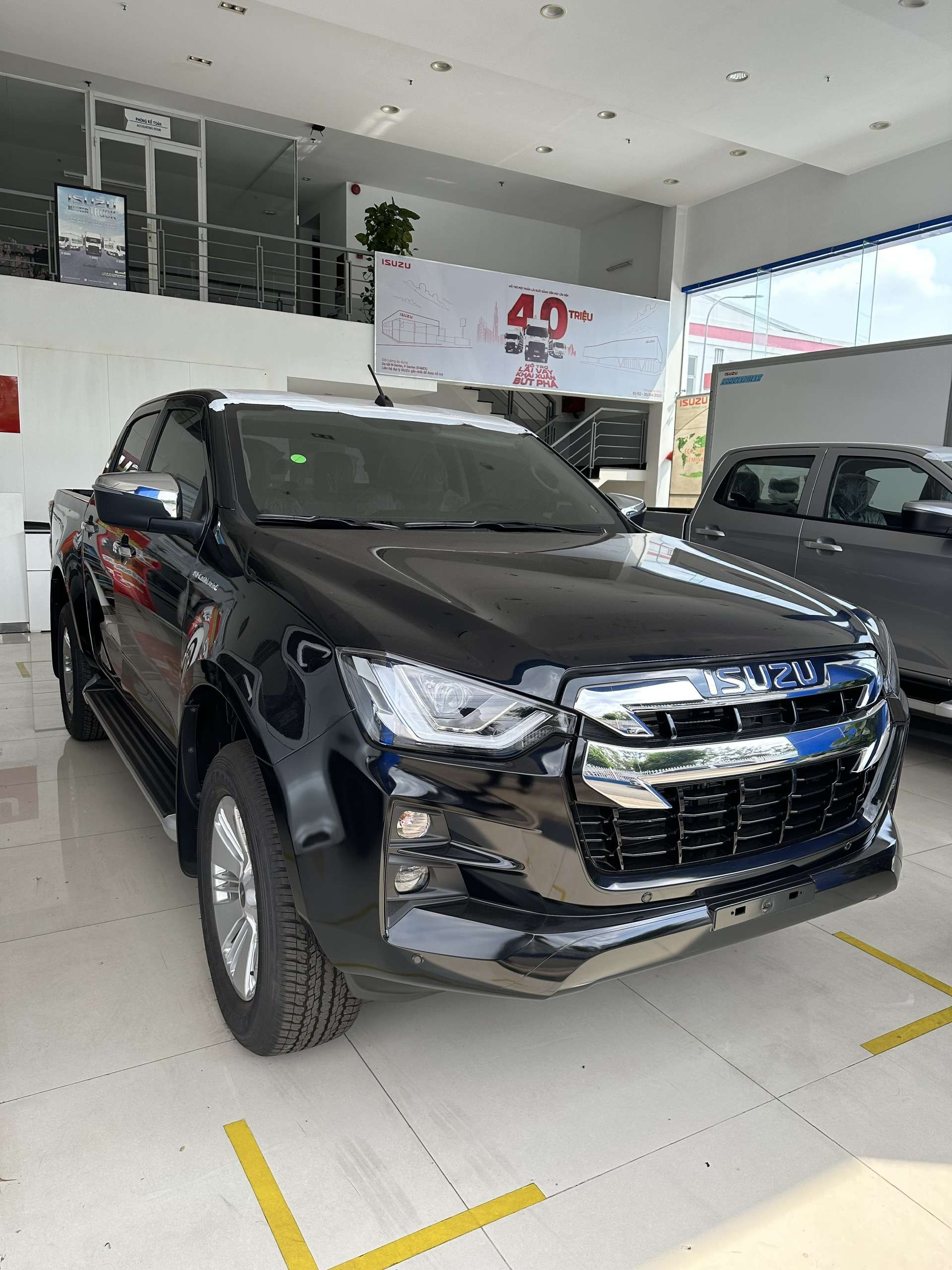 Xe isuzu Dmax Prestige 4x2 1 cầu số tự động 2023 nhập khẩu